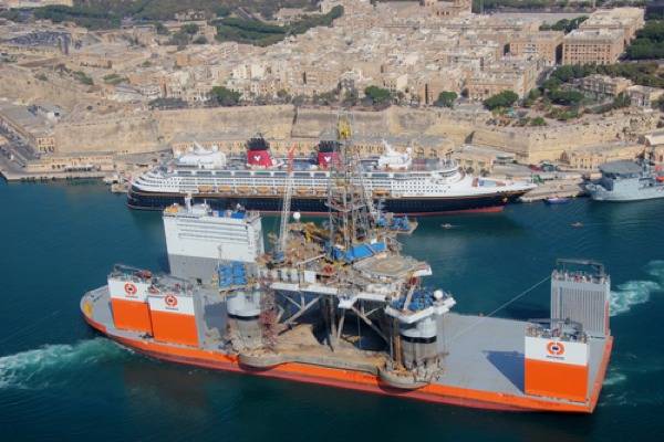 Rig Too Big For Drydock: Dockwise Liftboat Fills The