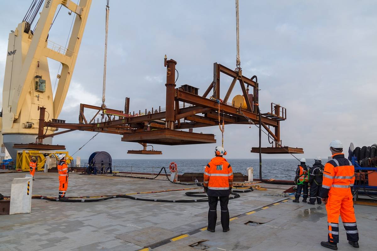 SAL Heavy Lift Performs Offshore Windfarm Work