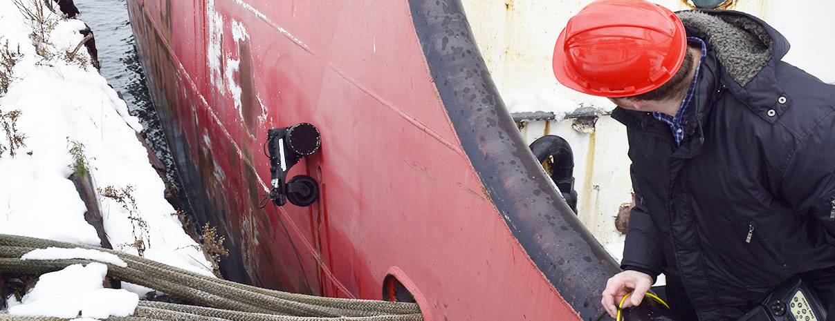 Submersible, Magnetic Robot Performs Hull Inspections