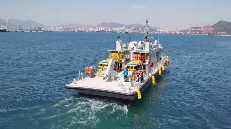ROV Pair Cleans Ship Hulls Double Time; Hullwiper